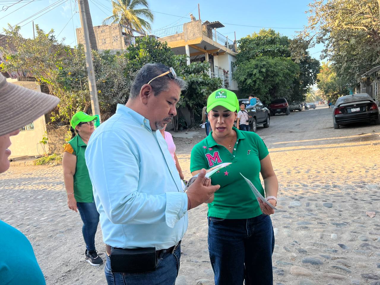 Mojoneras se pinta de verde y abre sus puertas a Magaly Fregoso | Vive ...